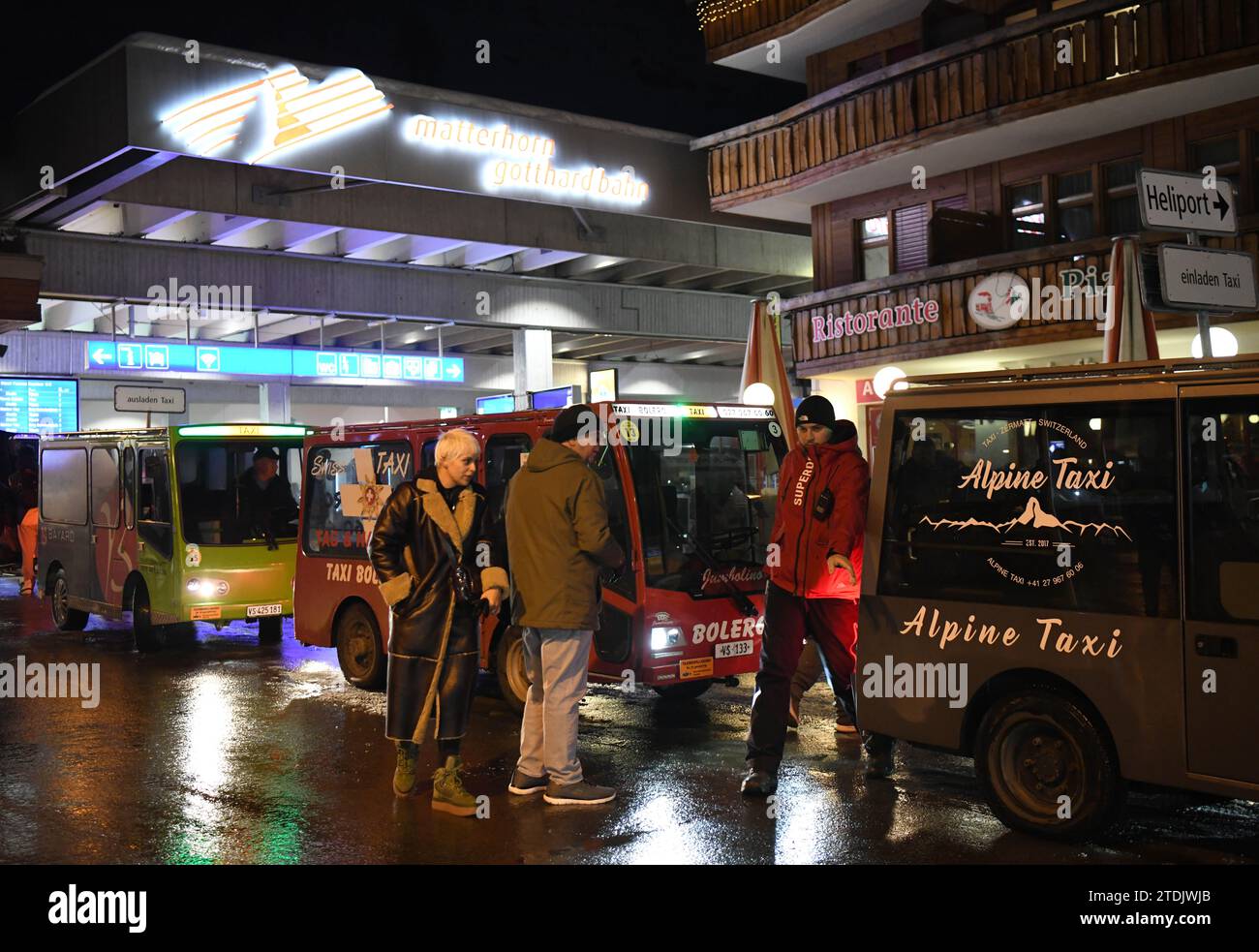 (231219) -- ZERMATT, Dec. 19, 2023 (Xinhua) -- People are about to get ...