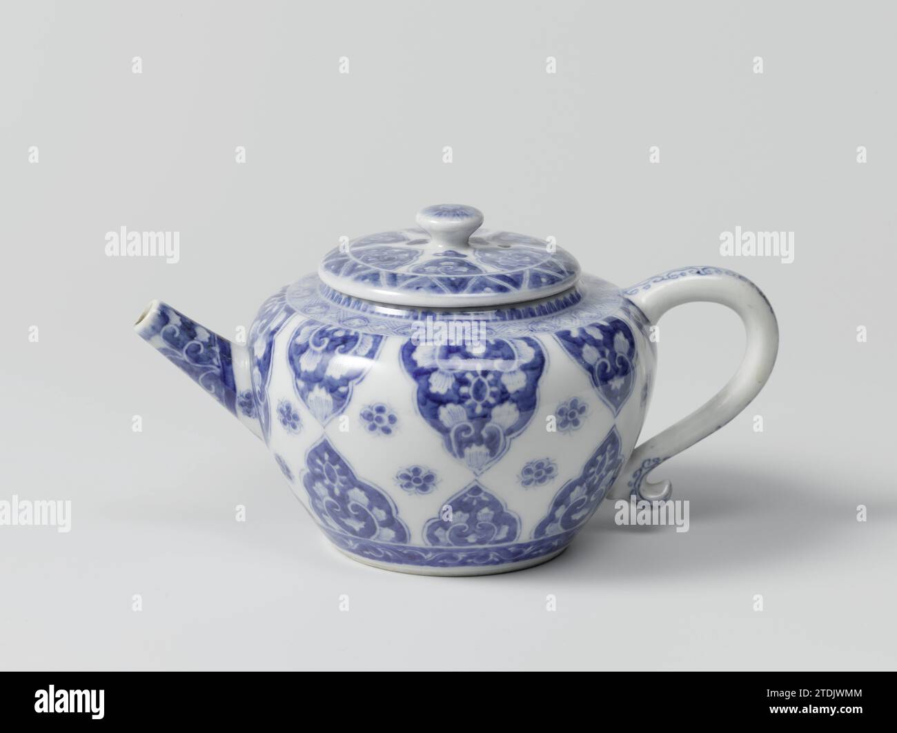Alternating leaf shaped cartouches filled hi-res stock photography and ...