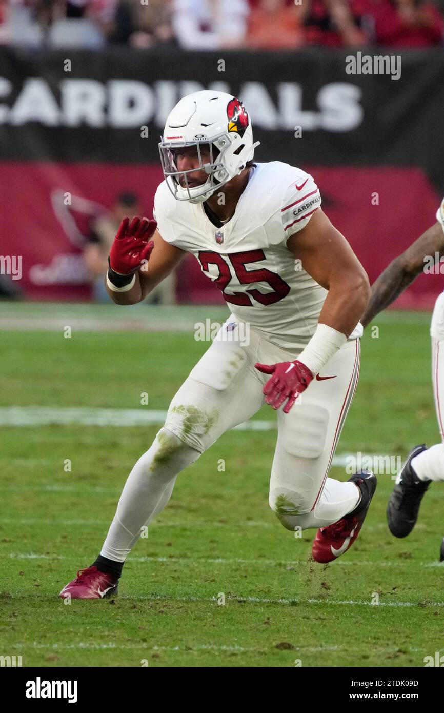 Arizona Cardinals linebacker Zaven Collins (25) lines up against the ...