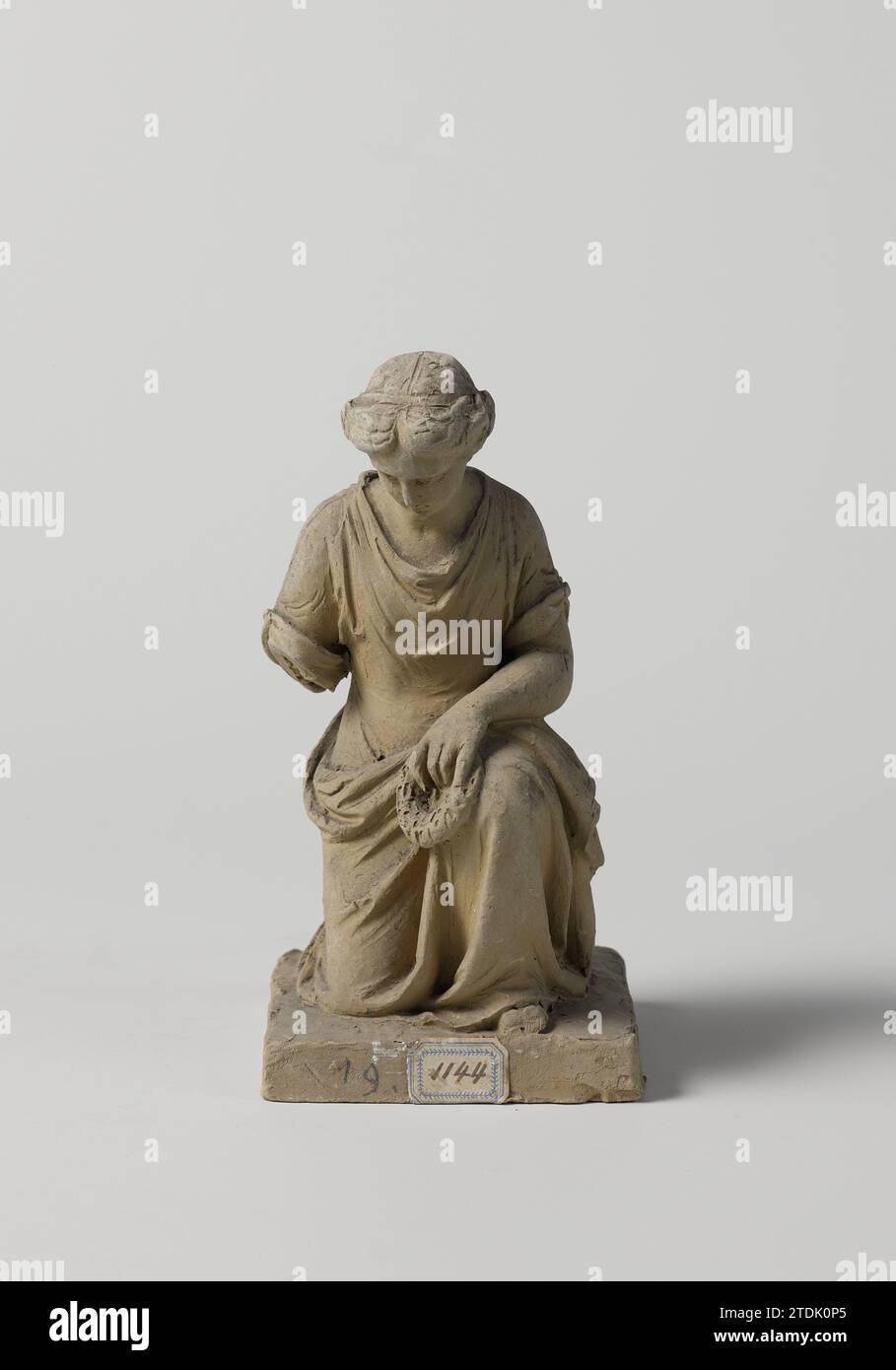 Kneeling female figure with wreath, Eugène Lacomblé, 1800 - 1950 clay ...