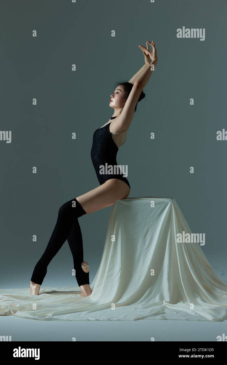 Poses de ballet hi-res stock photography and images - Alamy