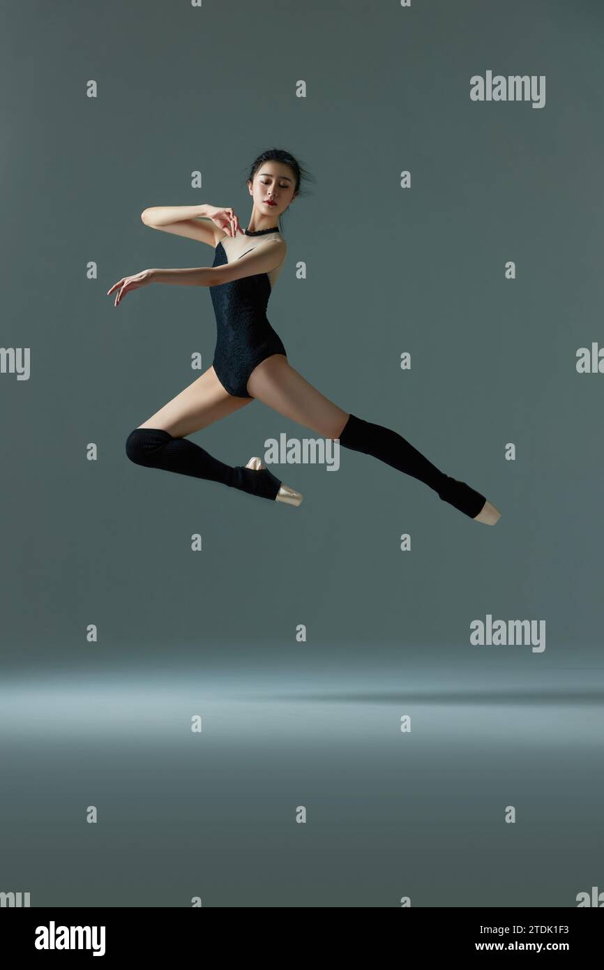 Poses de ballet hi-res stock photography and images - Alamy