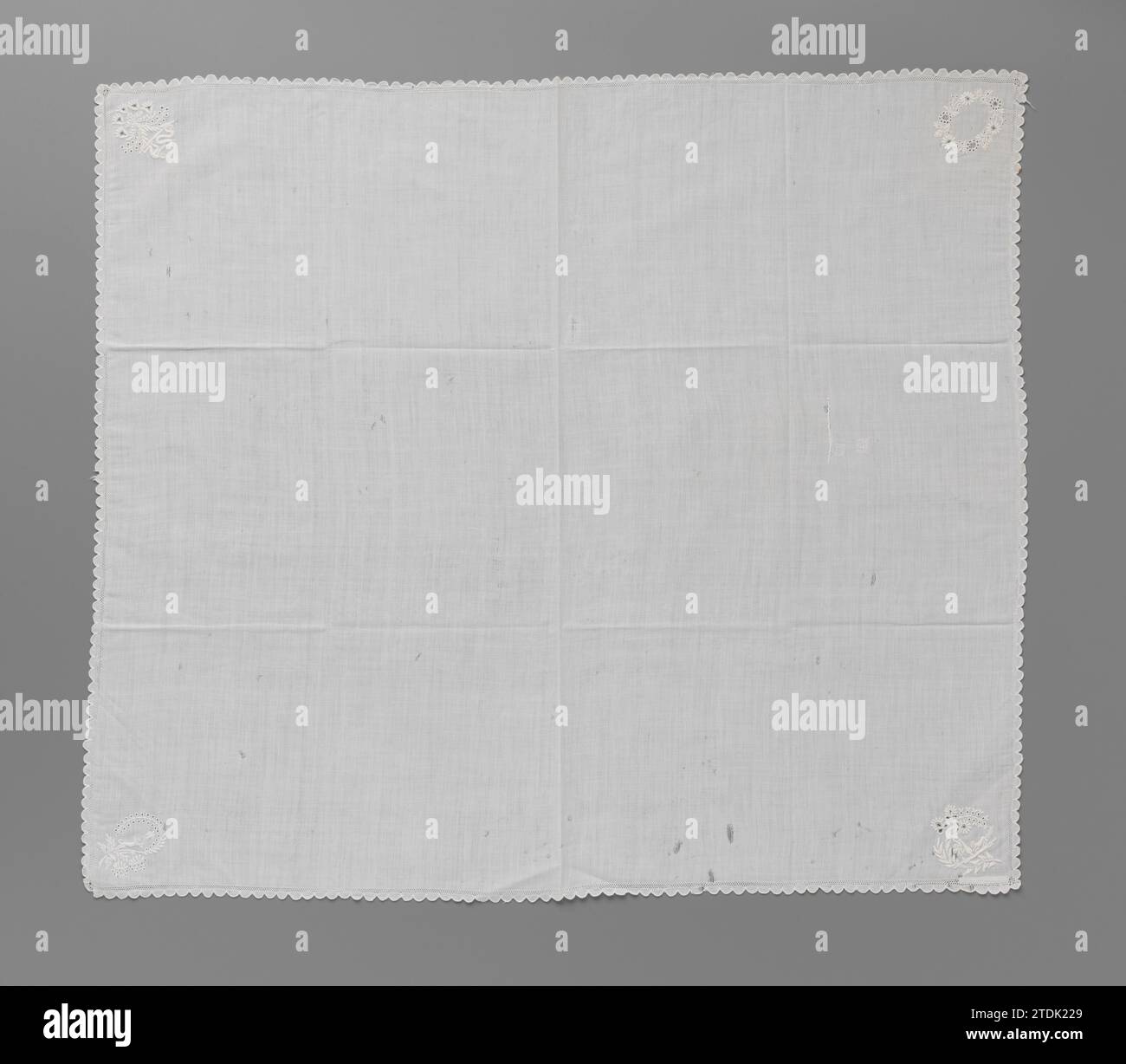 Linen handkerchief with embroidered corners with fables of Lafontaine ...