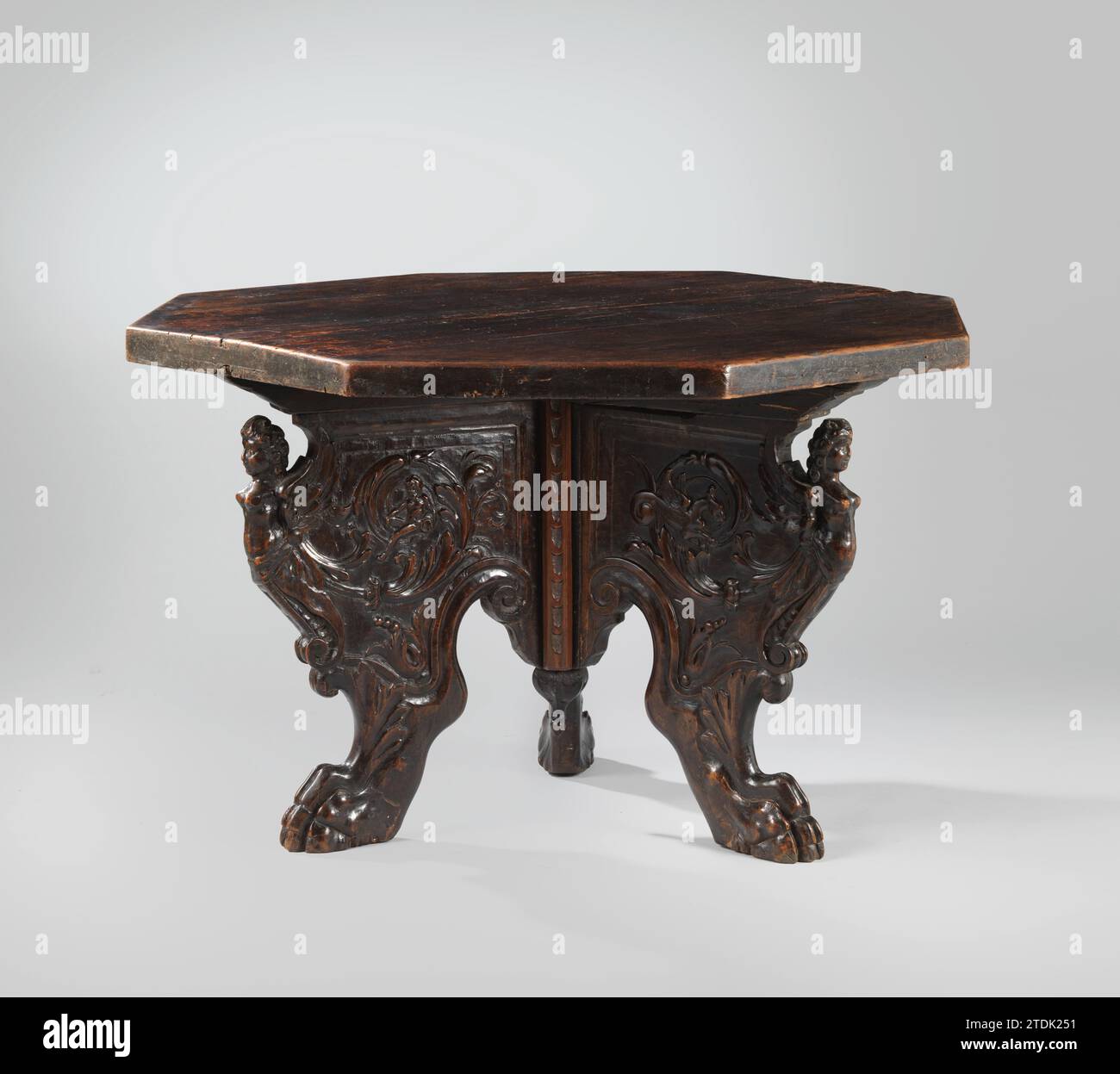 Octagonal table, anonymous, 1500 - 1600 Poplar wood bead table with an ...