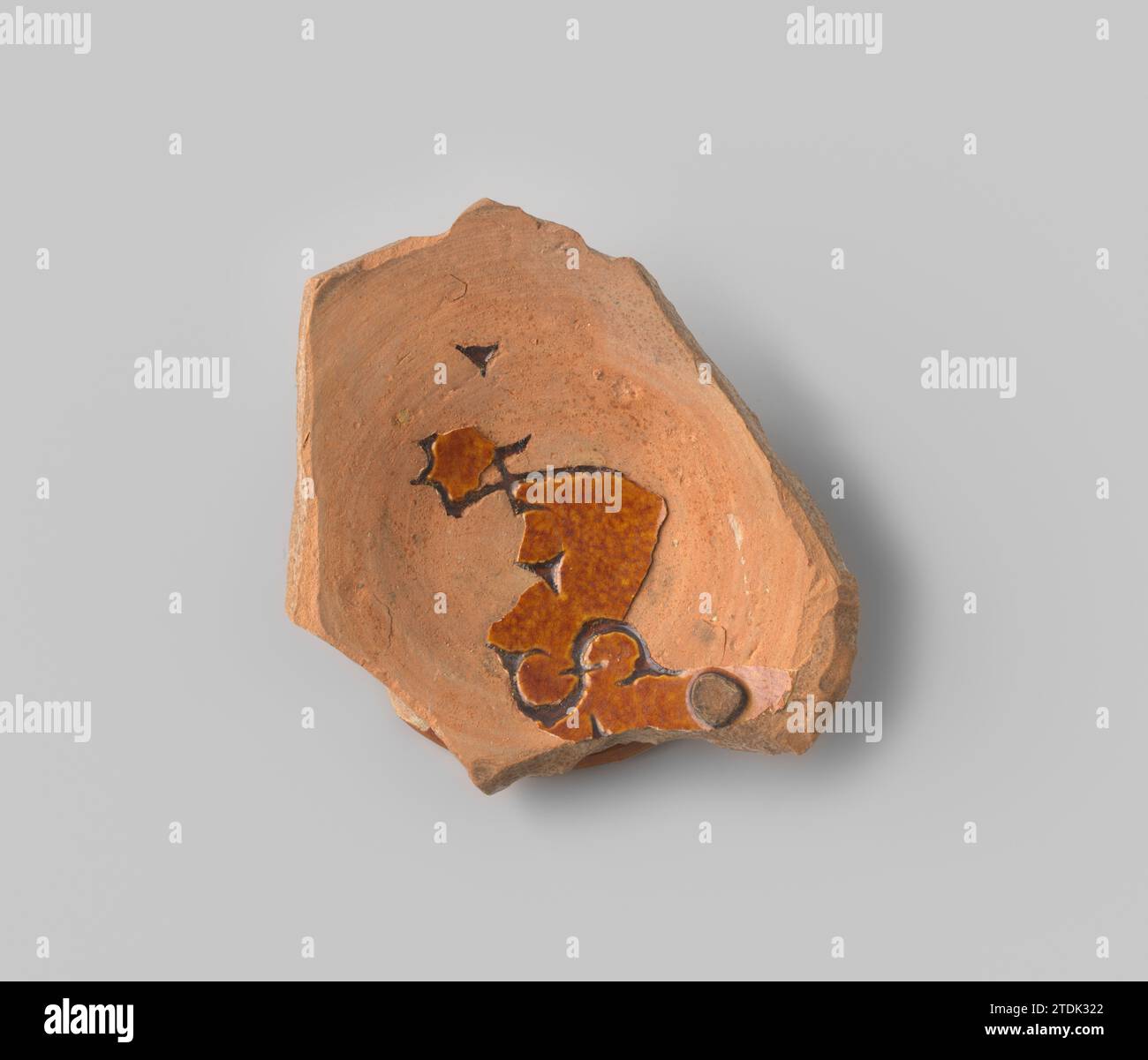 Excerpt (foot) with red shard, letters engaged in the bottom on ϯs (or ...