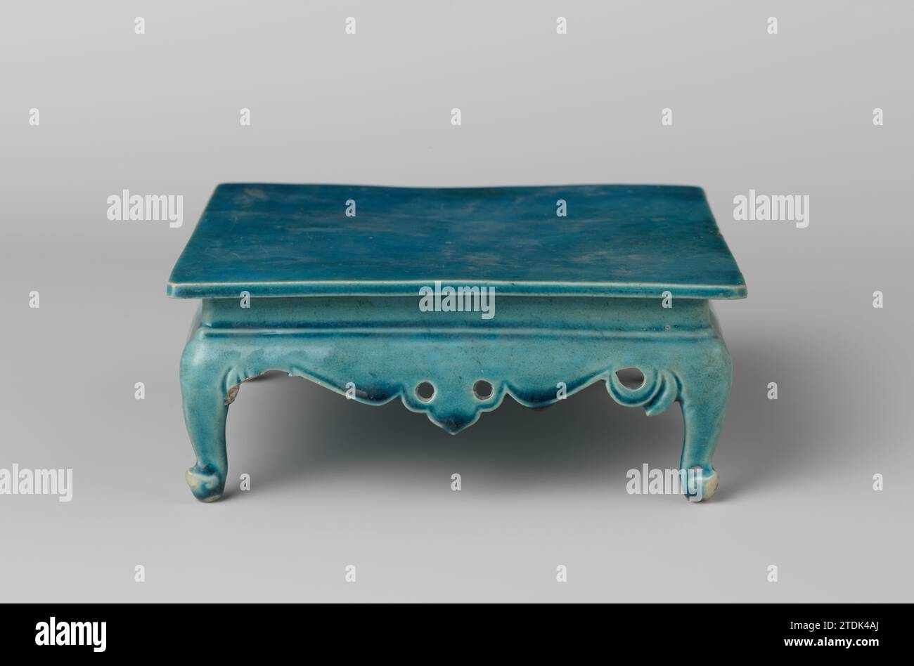 Square table on four curved legs, anonymous, c. 1700 - c. 1799 Square ...