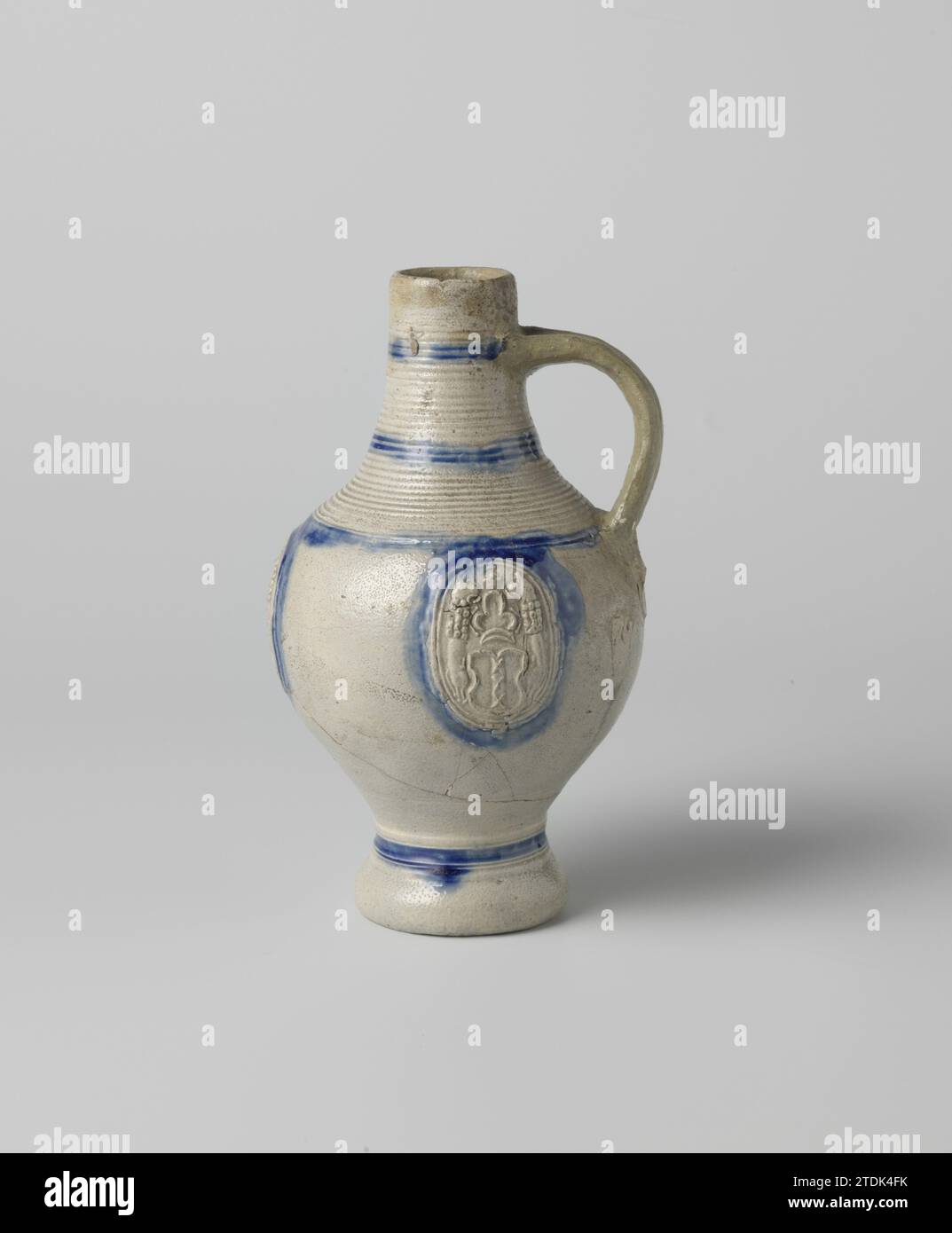 Jug with the coat of arms of Amsterdam, anonymous, c. 1600 - c. 1649 Jug of stoneware on a high ...