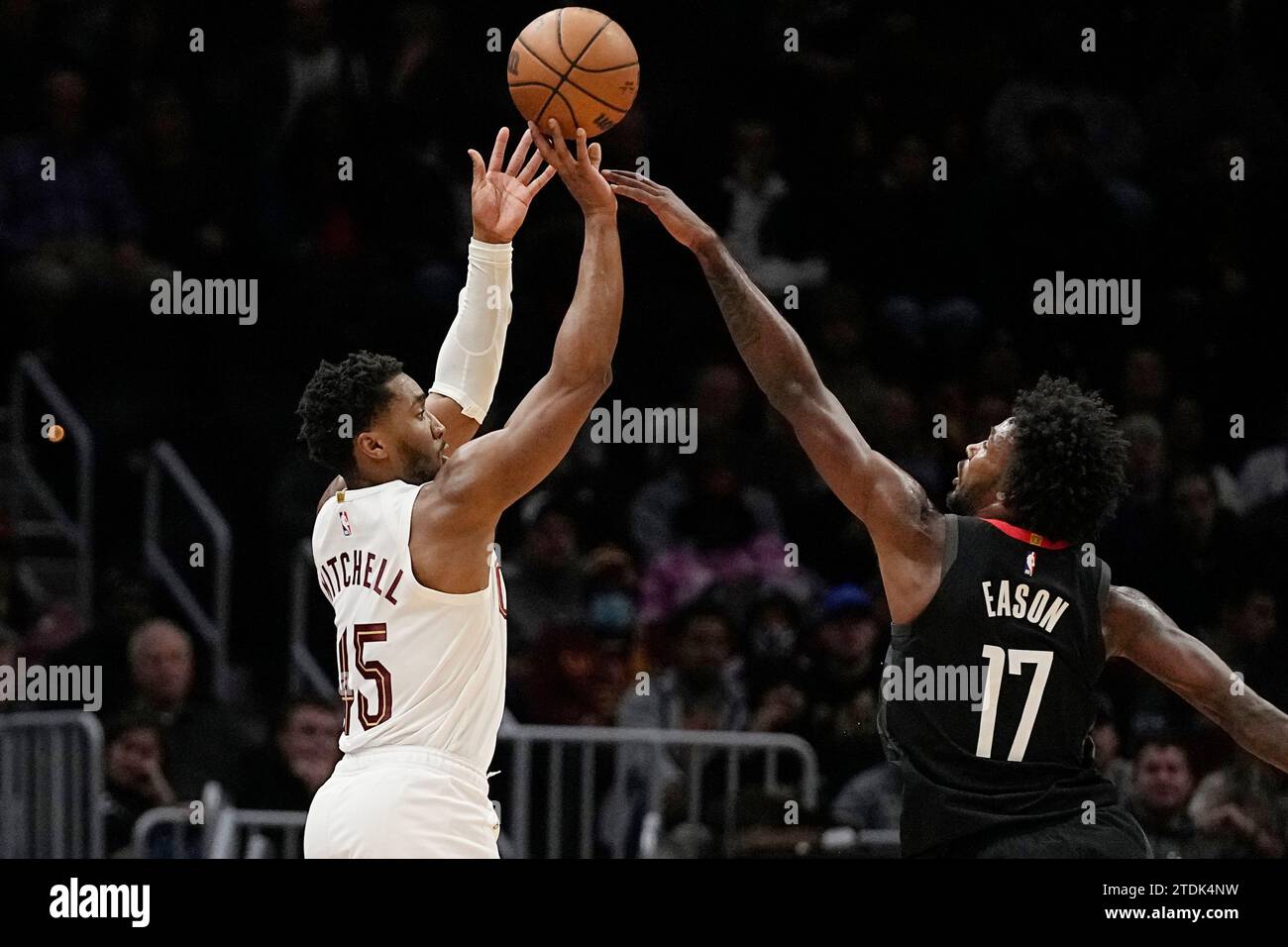 Cleveland Cavaliers guard Donovan Mitchell (45) shoots over Houston ...