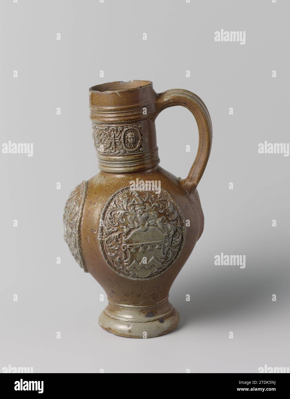 Jug with a coat of arms, medallions and foliate scrolls, anonymous, c. 1580 - c. 1620 Jug of ...