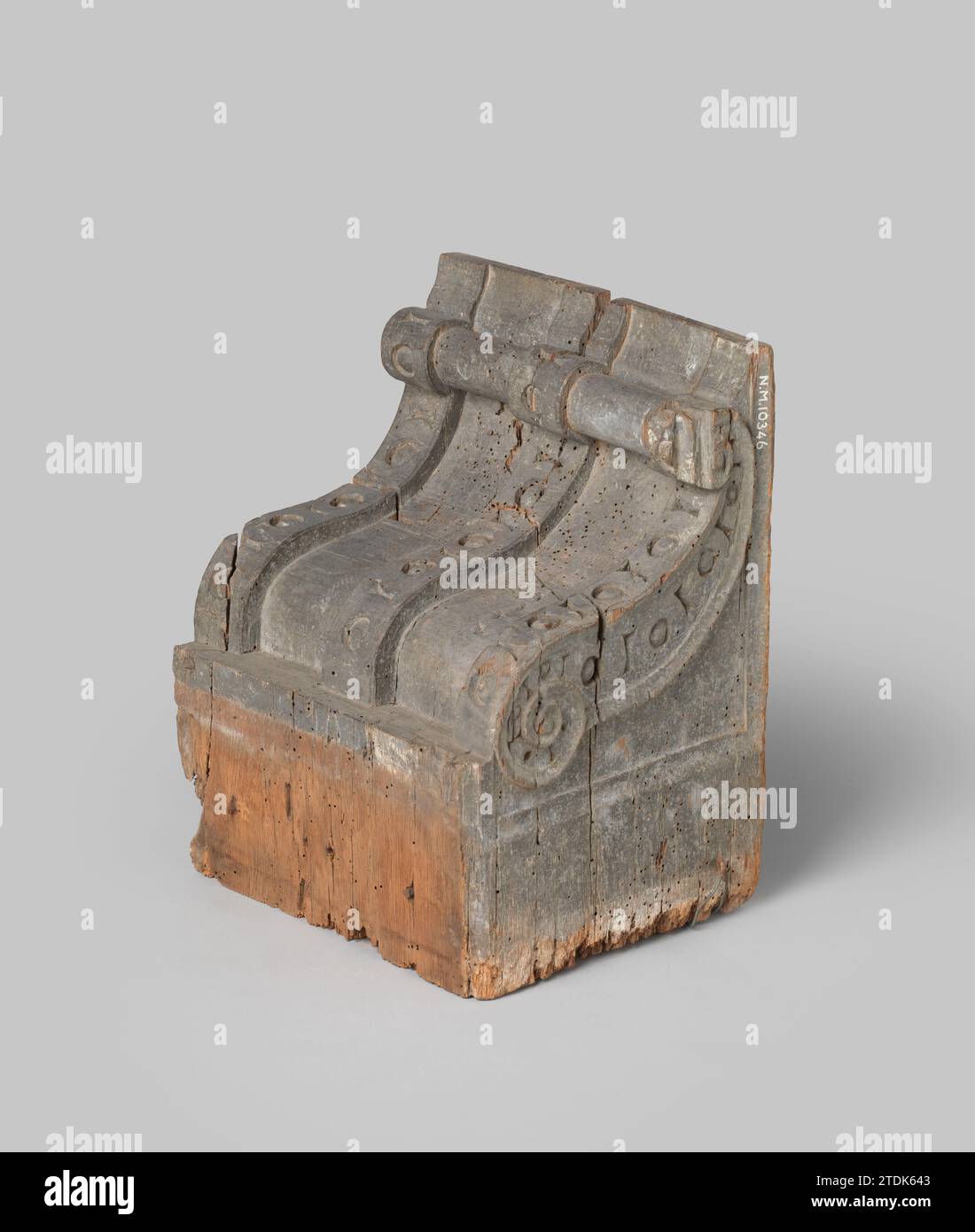 Key piece of oak in console form, decorated with three tires with ...