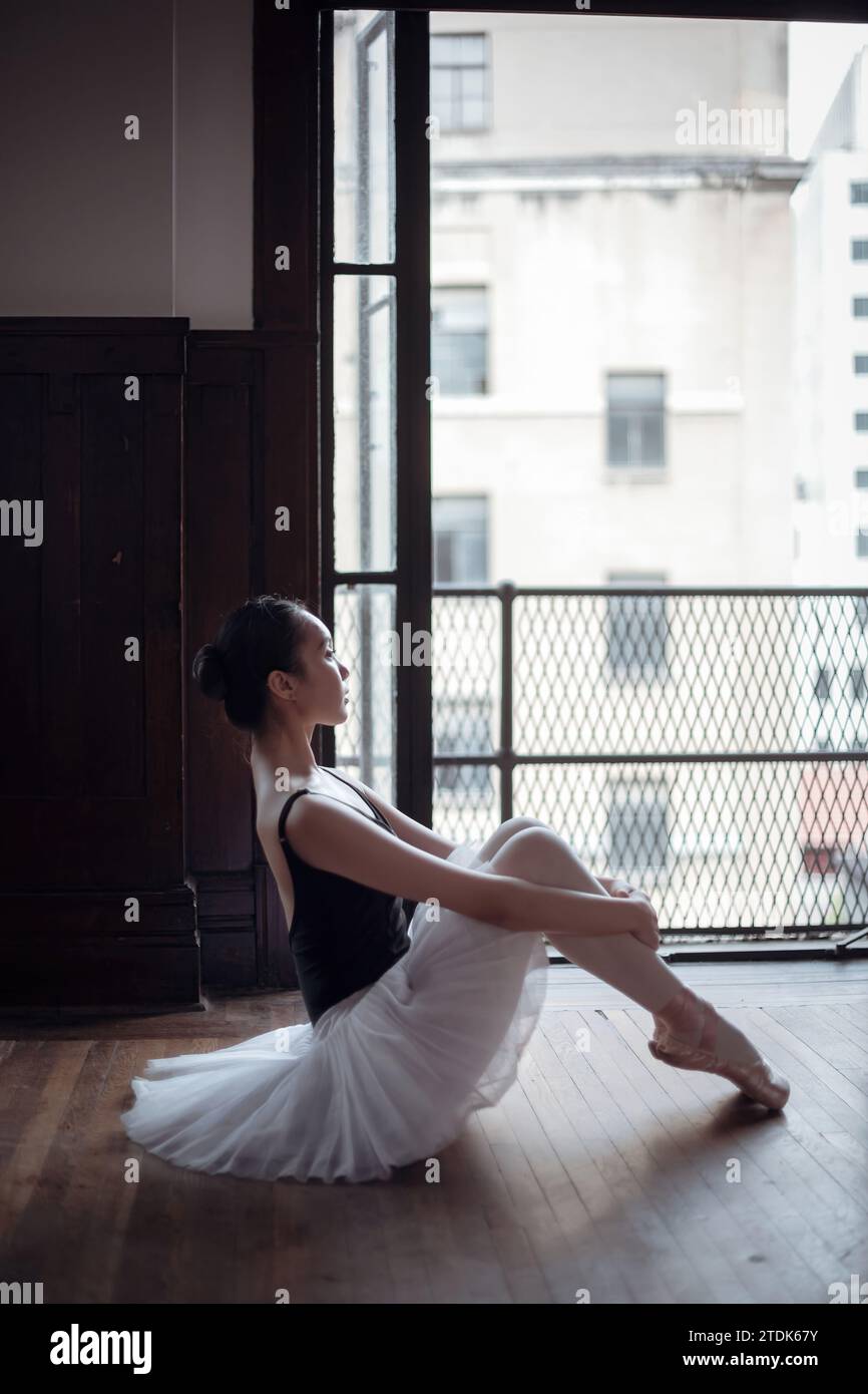 Ballet artist practicing dance hi-res stock photography and images - Alamy