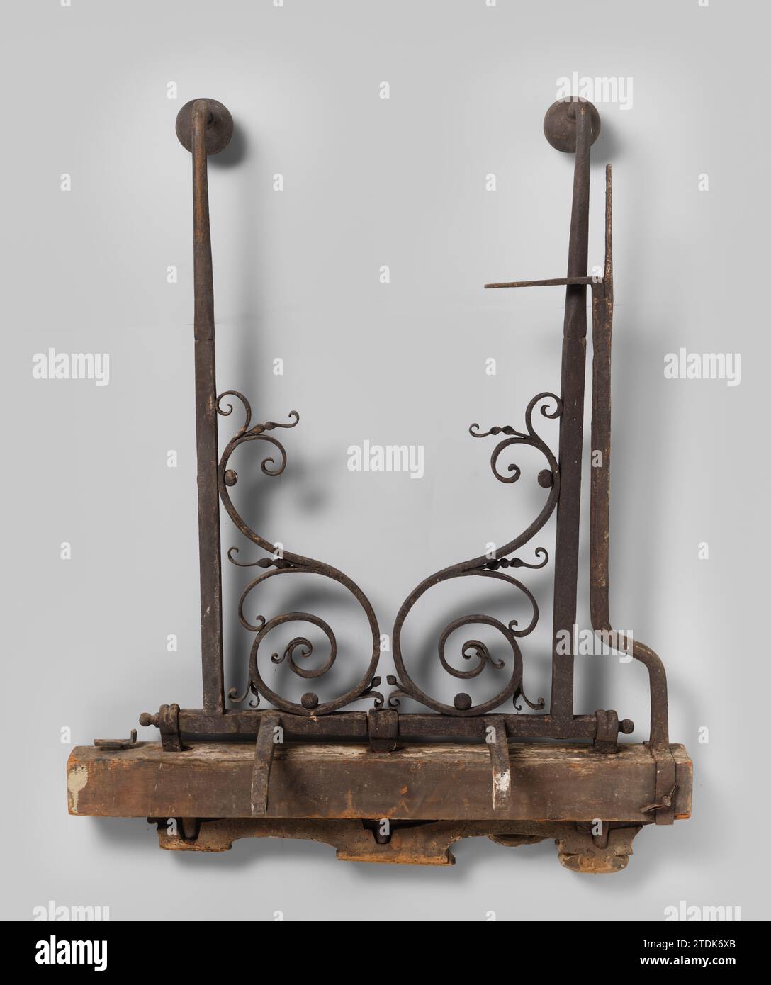 Slinger of a Pump, 1650 - 1700 A double pump garland with sliced beam ...