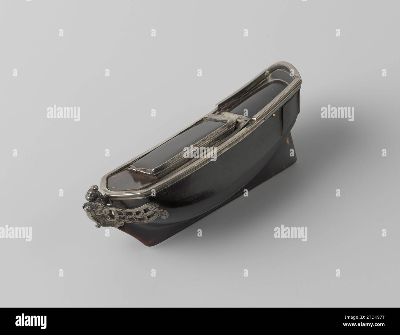 Box, anonymous, 1740 - 1760 Turtle box in the form of a boat with ...