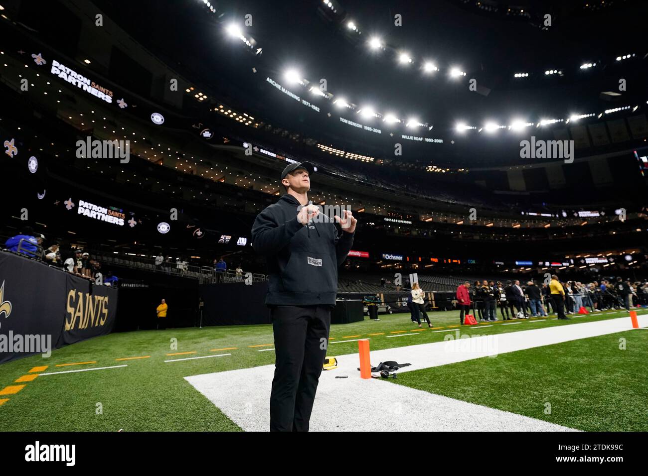 New Orleans Saints linebackers coach Michael Hedges sands on the field ...