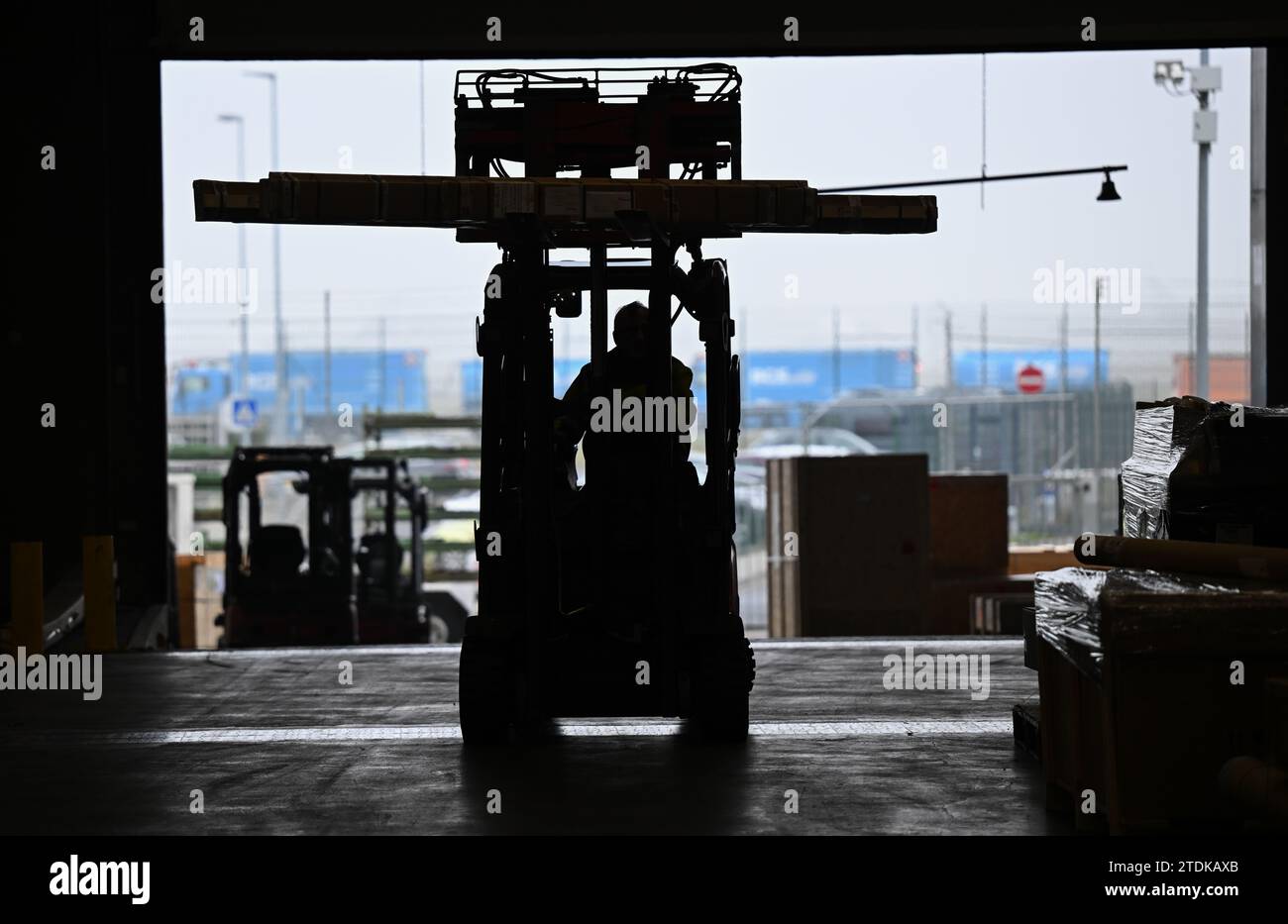 PRODUCTION - 07 December 2023, Hesse, Frankfurt/Main: A forklift truck ...