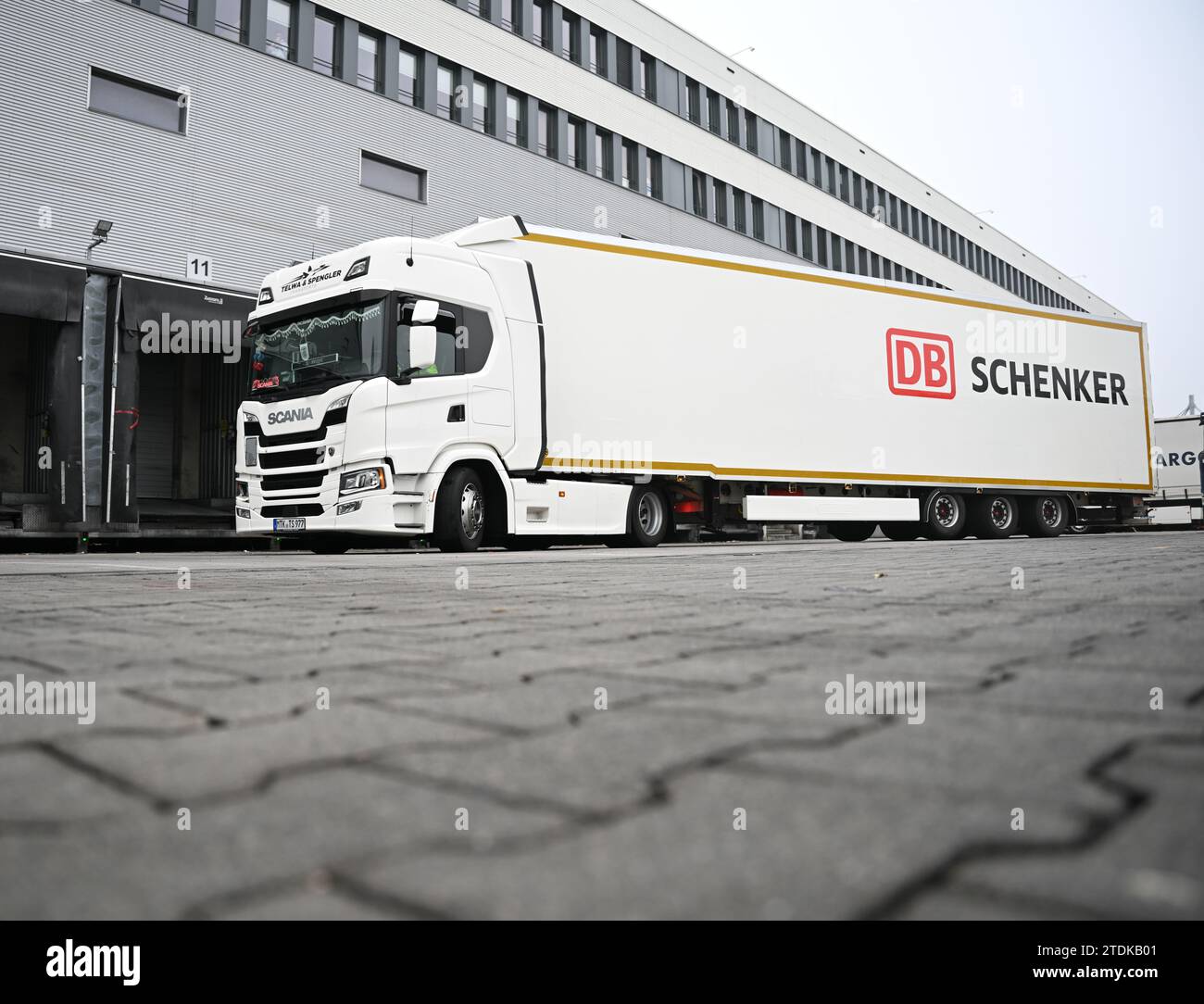 PRODUCTION - 07 December 2023, Hesse, Frankfurt/Main: A truck is ...
