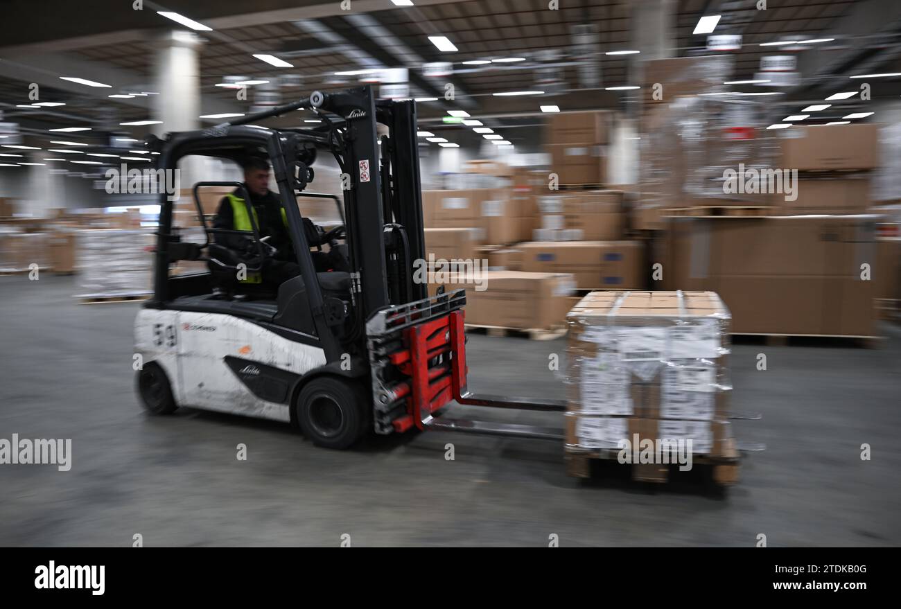 PRODUCTION - 07 December 2023, Hesse, Frankfurt/Main: An employee ...