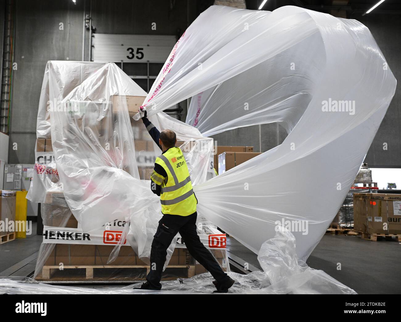 PRODUCTION - 07 December 2023, Hesse, Frankfurt/Main: A DB Schenker ...