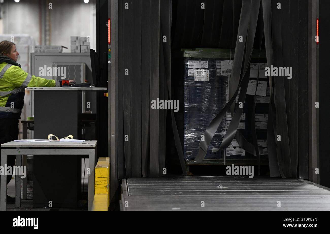 X ray inspection cargo hi-res stock photography and images - Alamy