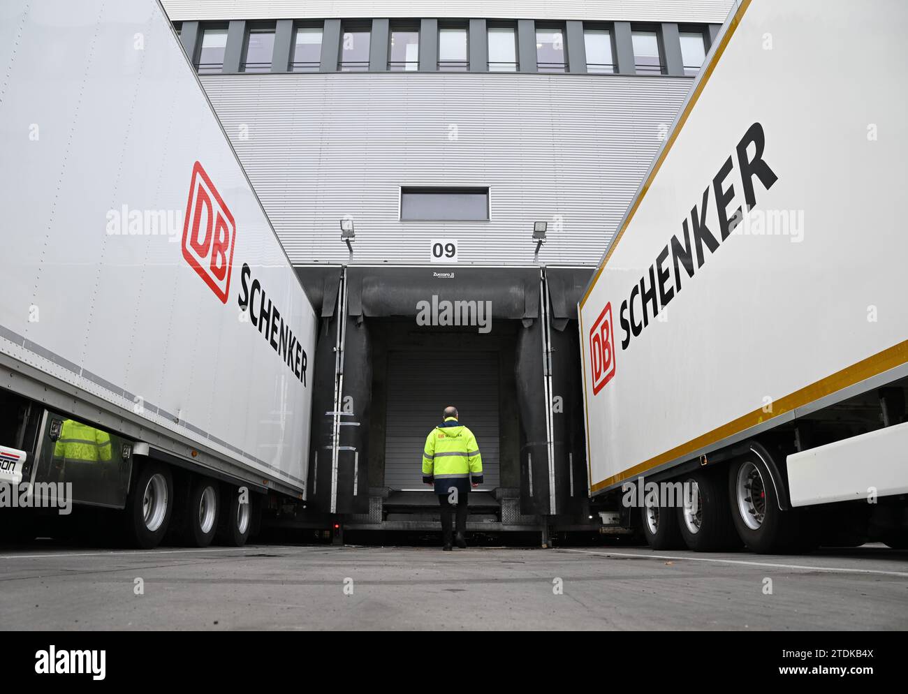 PRODUCTION - 07 December 2023, Hesse, Frankfurt/Main: Two trucks are ...