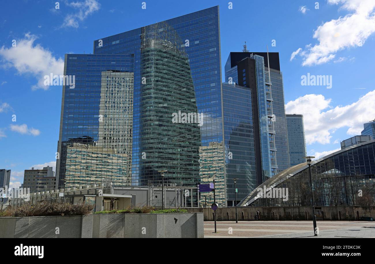 Mirror modern architecture hi-res stock photography and images - Alamy