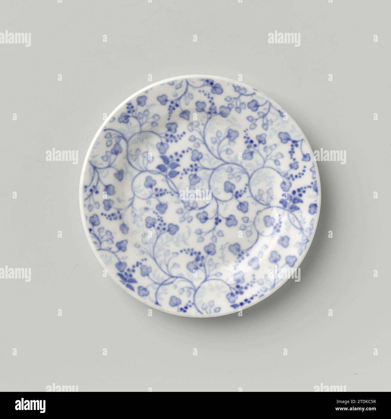 Bord, Petrus Regout, 1867 Plate of earthenware, with blue continuous ...