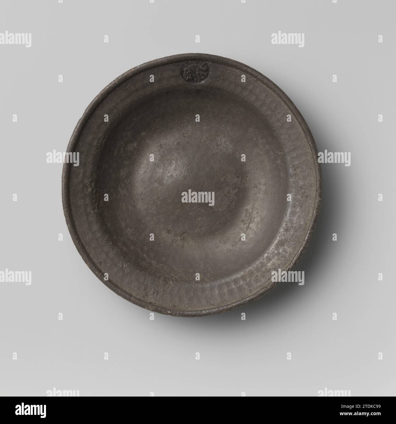 Round dish of Tin, Anonymous, 1500 - 1600 Round dish from Tin ...