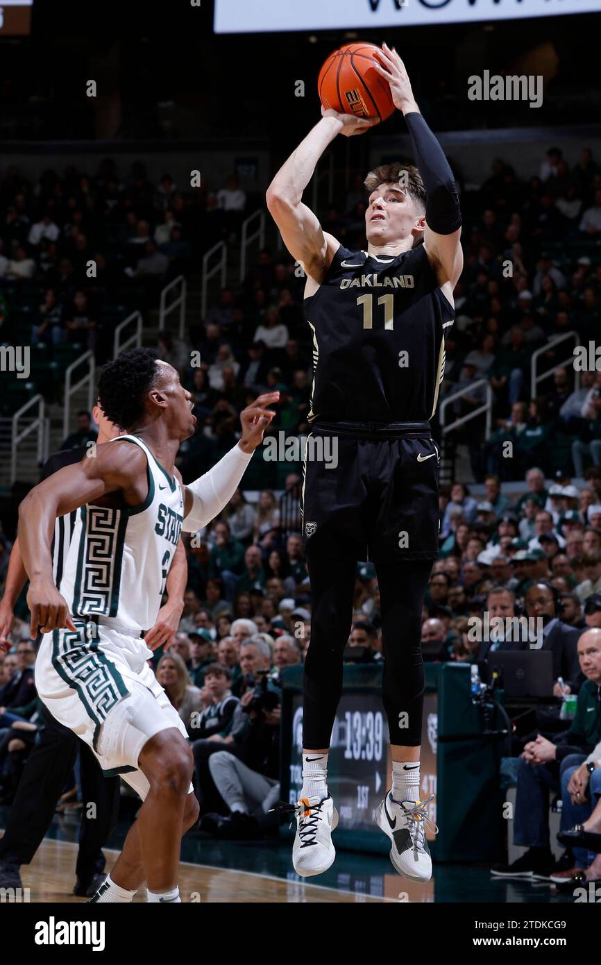 Oakland's Blake Lampman, right, shoots against Michigan State's Tyson ...