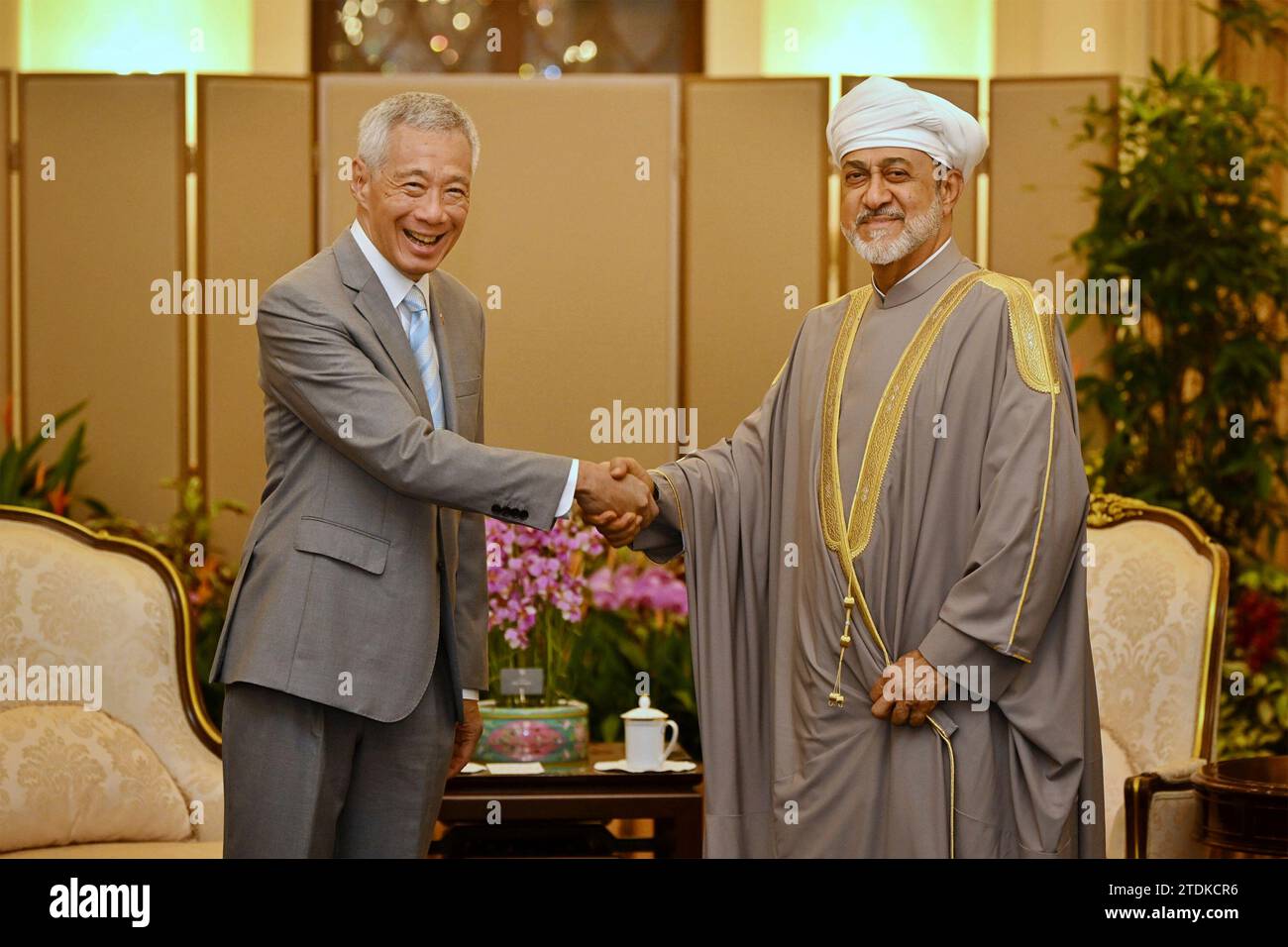 Prime Minister Lee Hsien Loong (left) greeting Sultan of Oman Haitham ...