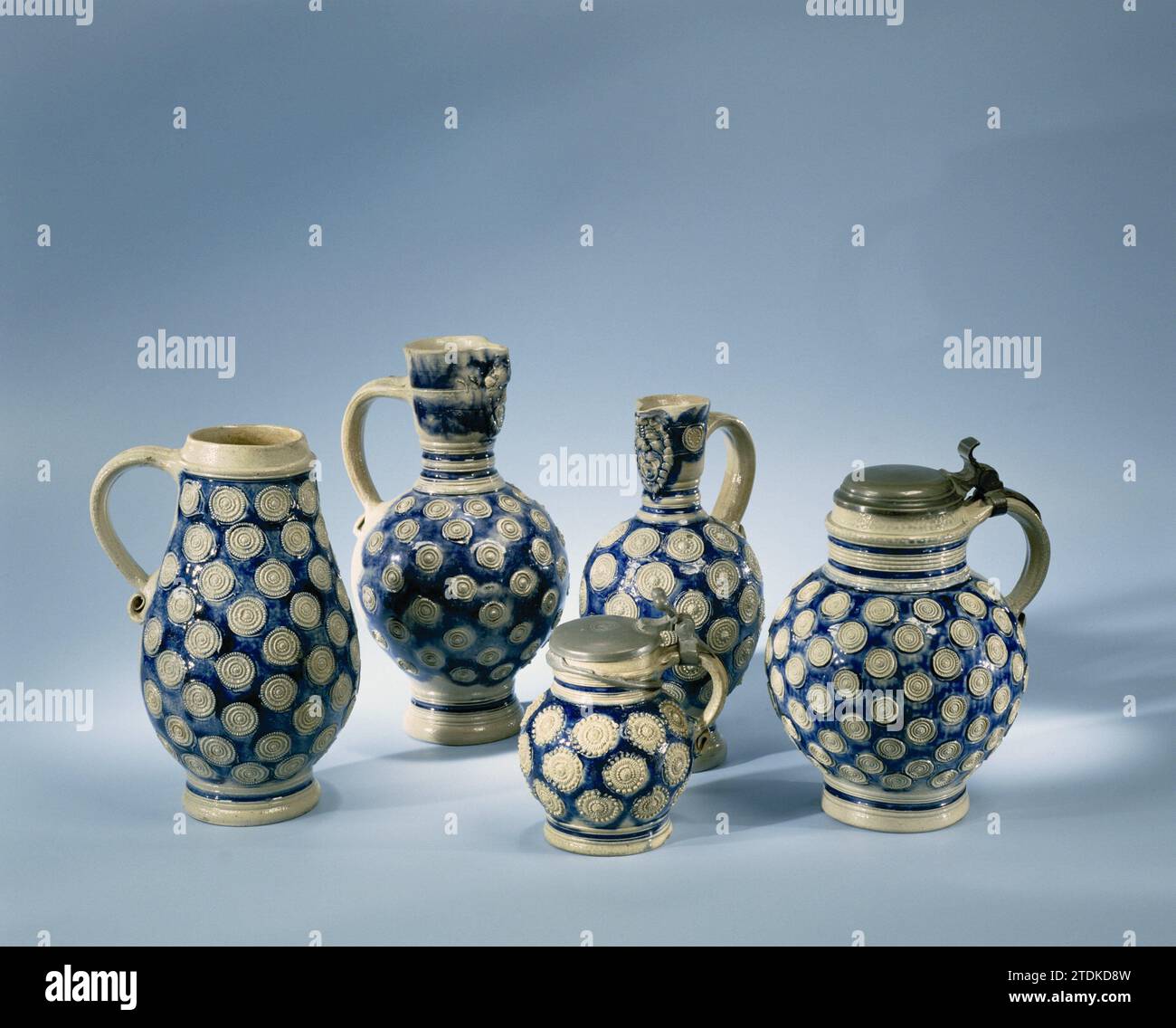 Jug with roundels, anonymous, c. 1650 - c. 1724 Jug of stoneware on stand ring with a bullet ...