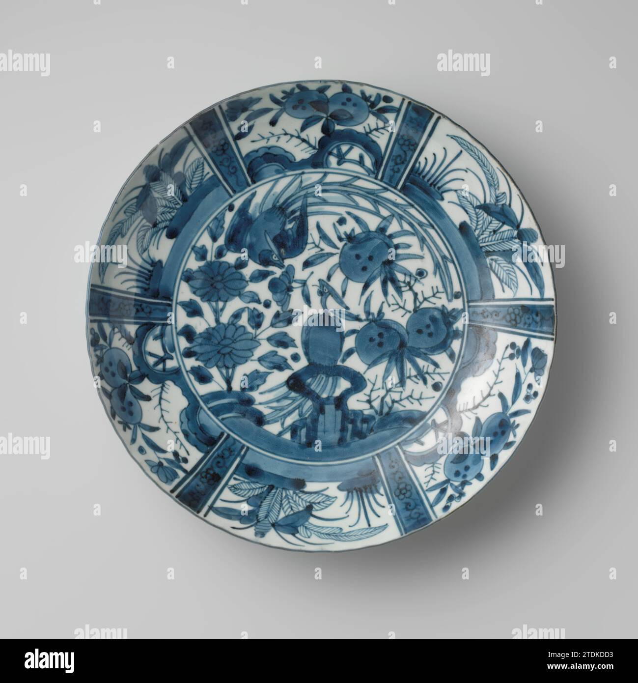 Dish with two hoo-birds near flowering plants, anonymous, c. 1600 - c. 1699 Porcelain saucer ...