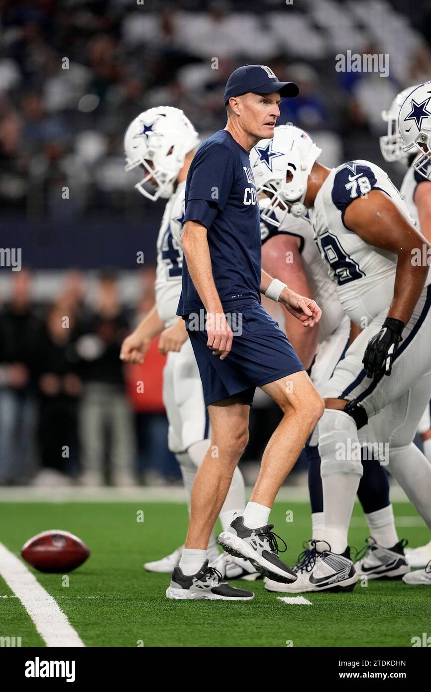 Dallas Cowboys special teams coordinator John Fassel, center, works ...