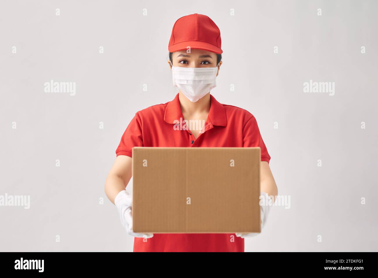 Hands postal cardboard box hi-res stock photography and images - Alamy