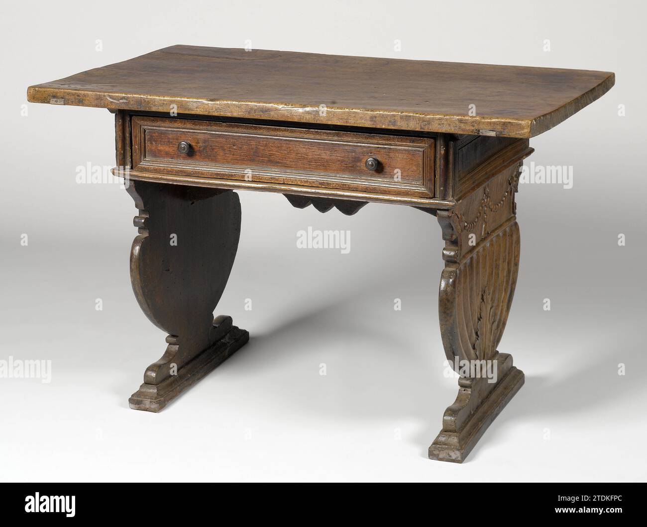Cheeping table with vase -shaped cheeks with wandering grinds and ...