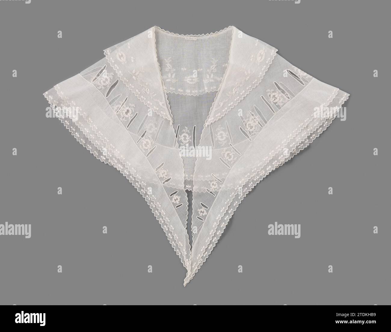 Fichu with small scarf collar, made of linen batist decorated with ...