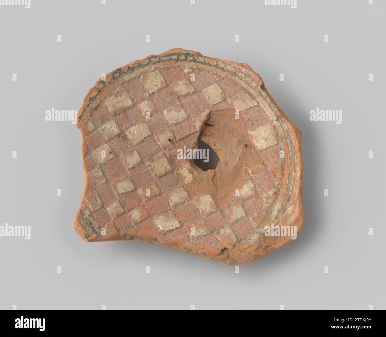 Excerpt (foot) with red shard, in sgraffito drawing a diamond pattern ...