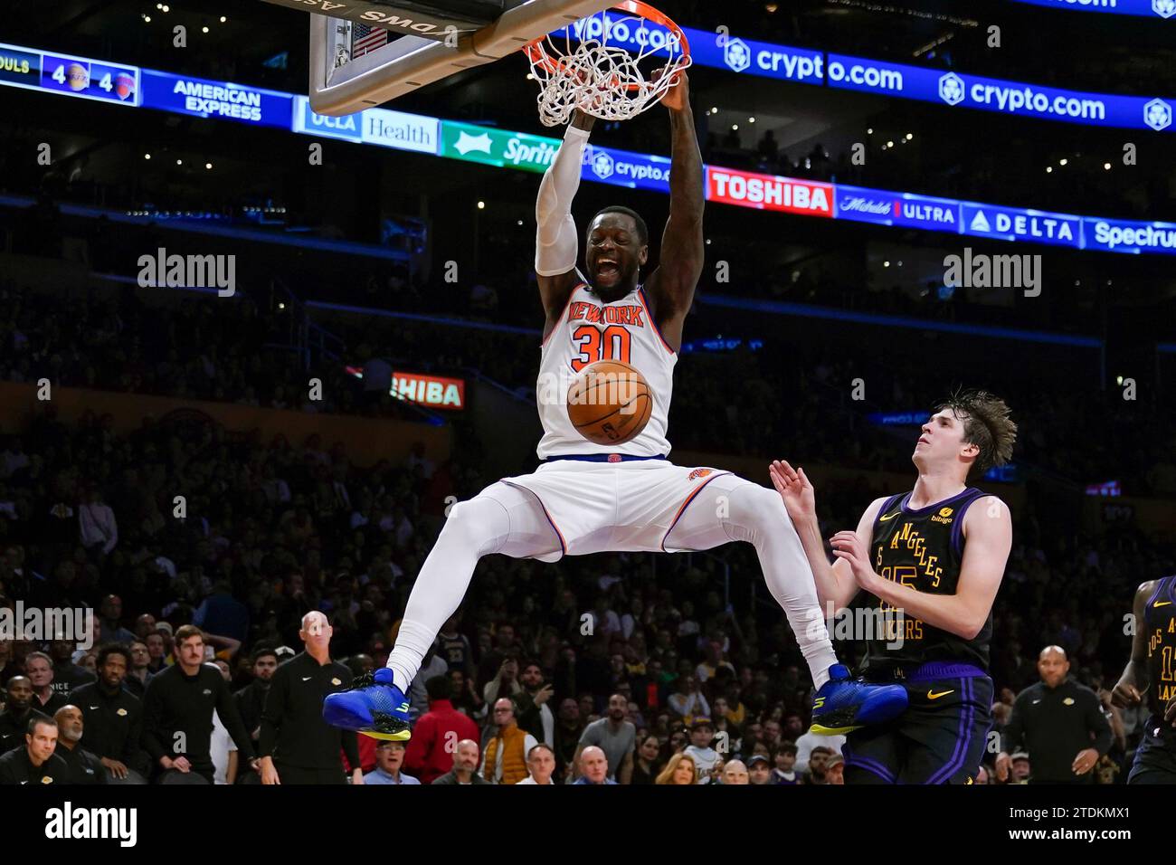 New York Knicks forward Julius Randle (30) dunks the ball against Los ...
