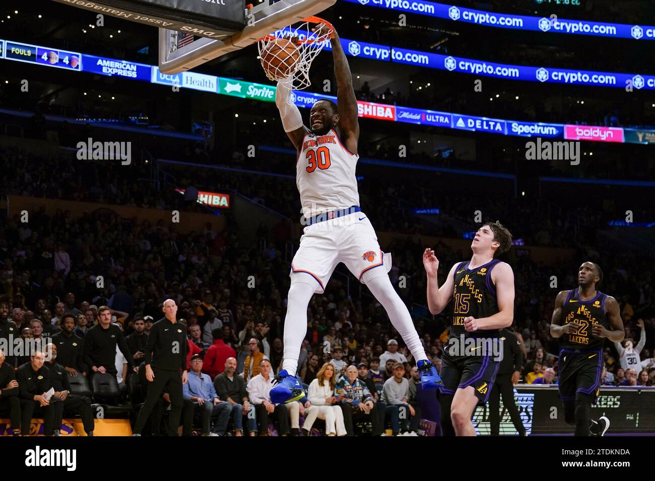 New York Knicks forward Julius Randle (30) dunks the ball against Los ...