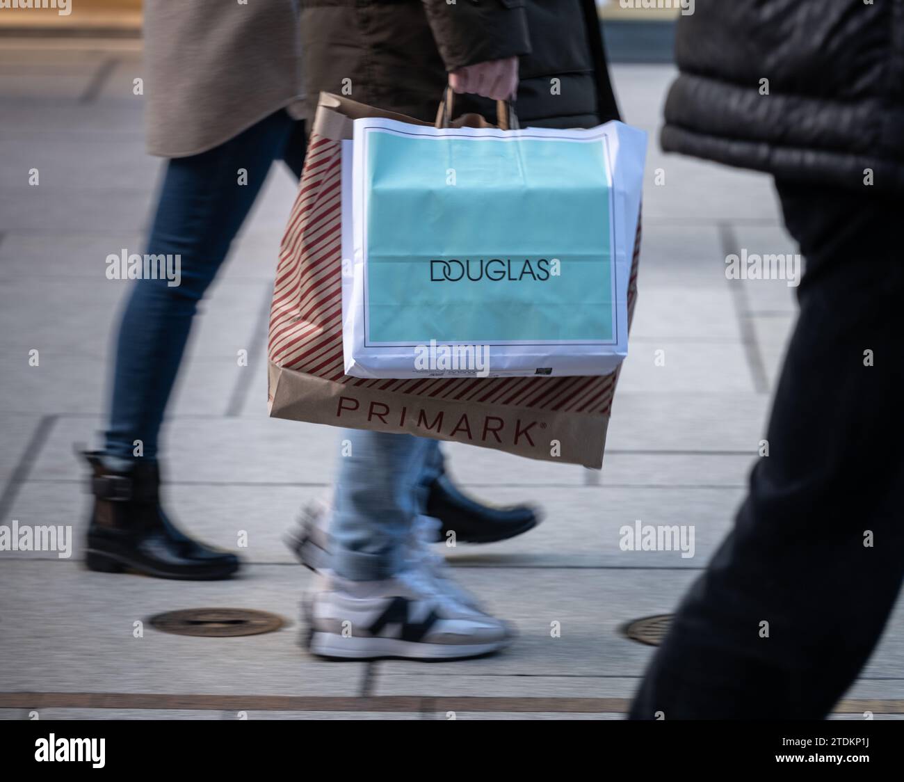 13 December 2023, Hesse, Frankfurt/Main: A passer-by carries a bag from ...