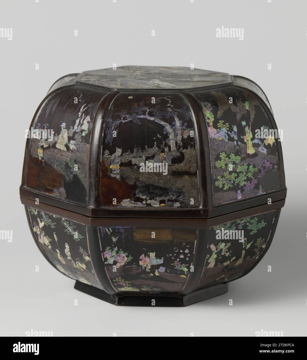 Box, anonymous, 1700 Lacquer box with lid with mother -of -pearl and ...