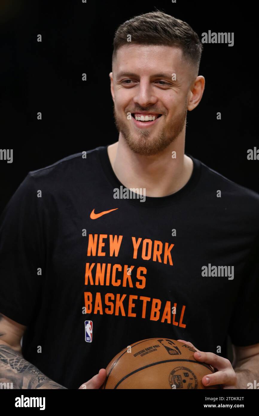 LOS ANGELES, CA - DECEMBER 18: New York Knicks center Isaiah ...