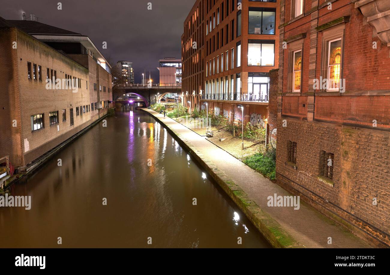 Canal in Nottingham City center at night Stock Photo - Alamy