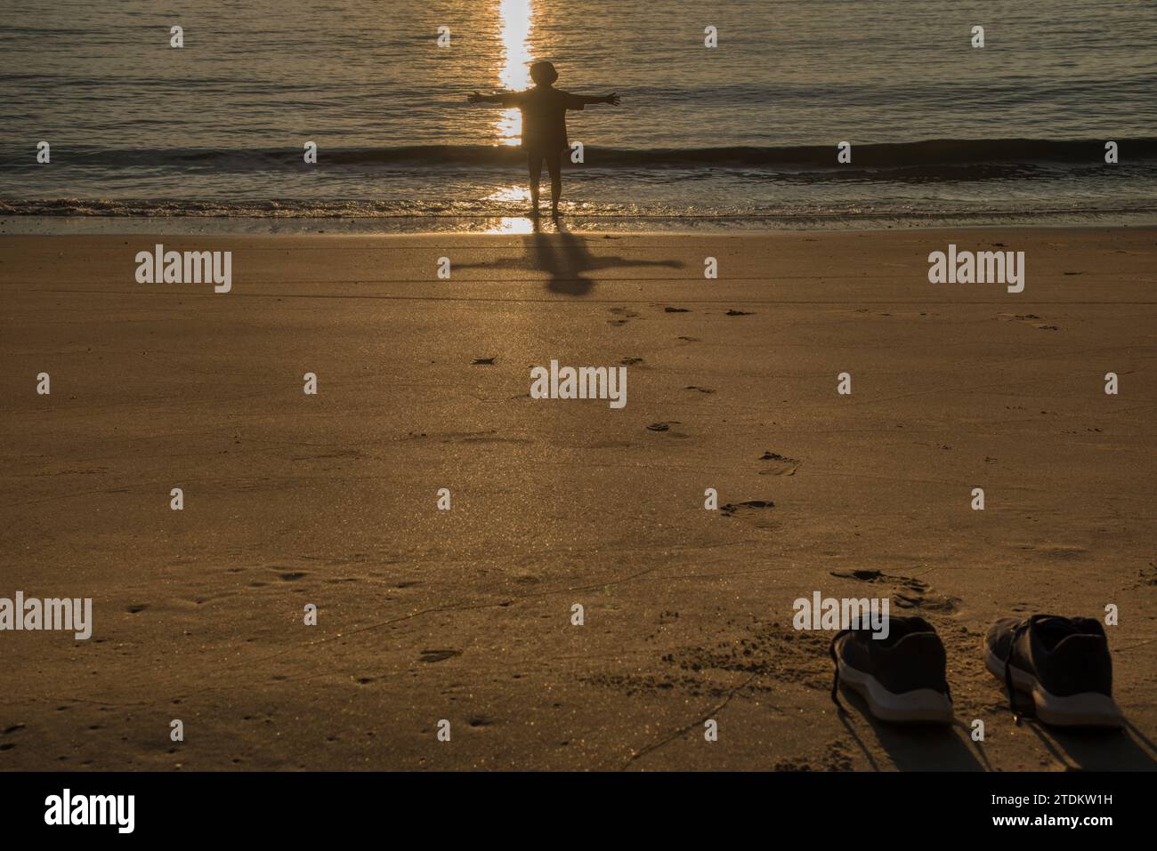 Sneaker wave hi-res stock photography and images - Alamy
