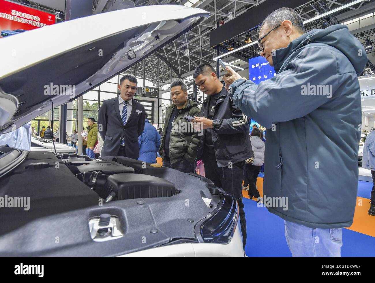 People visit the 16th China-ASEAN (Nanning) International Automobile ...