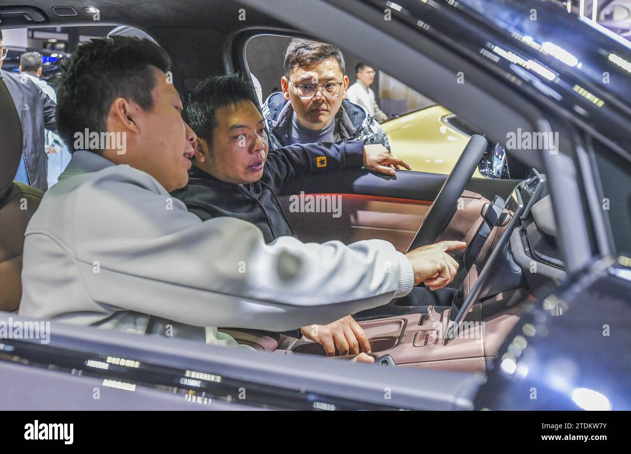 People visit the 16th China-ASEAN (Nanning) International Automobile ...