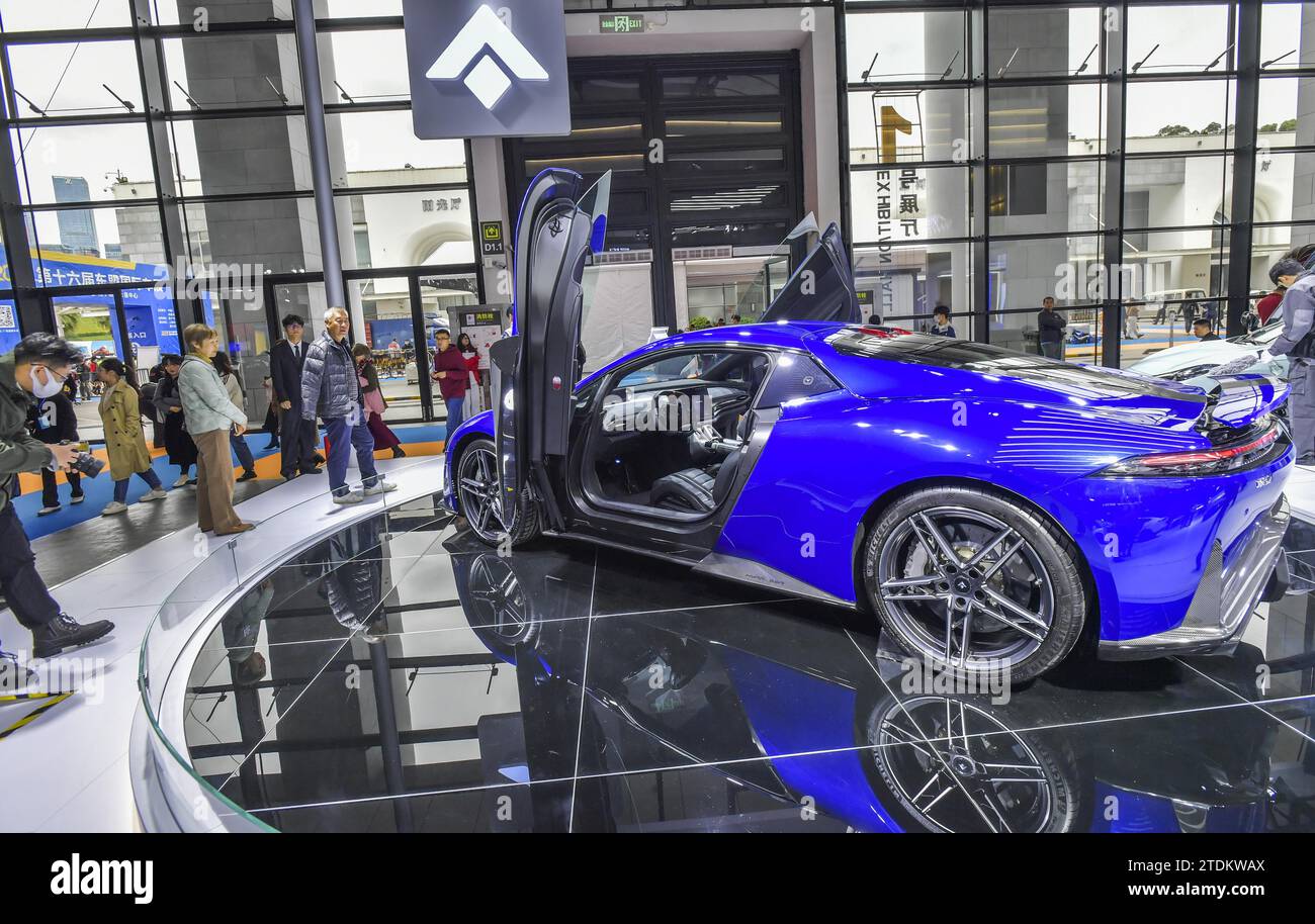 People visit the 16th China-ASEAN (Nanning) International Automobile ...