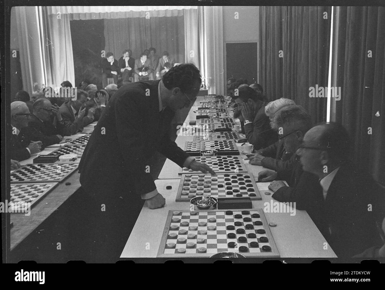 Simultaneous checkers hi-res stock photography and images - Alamy