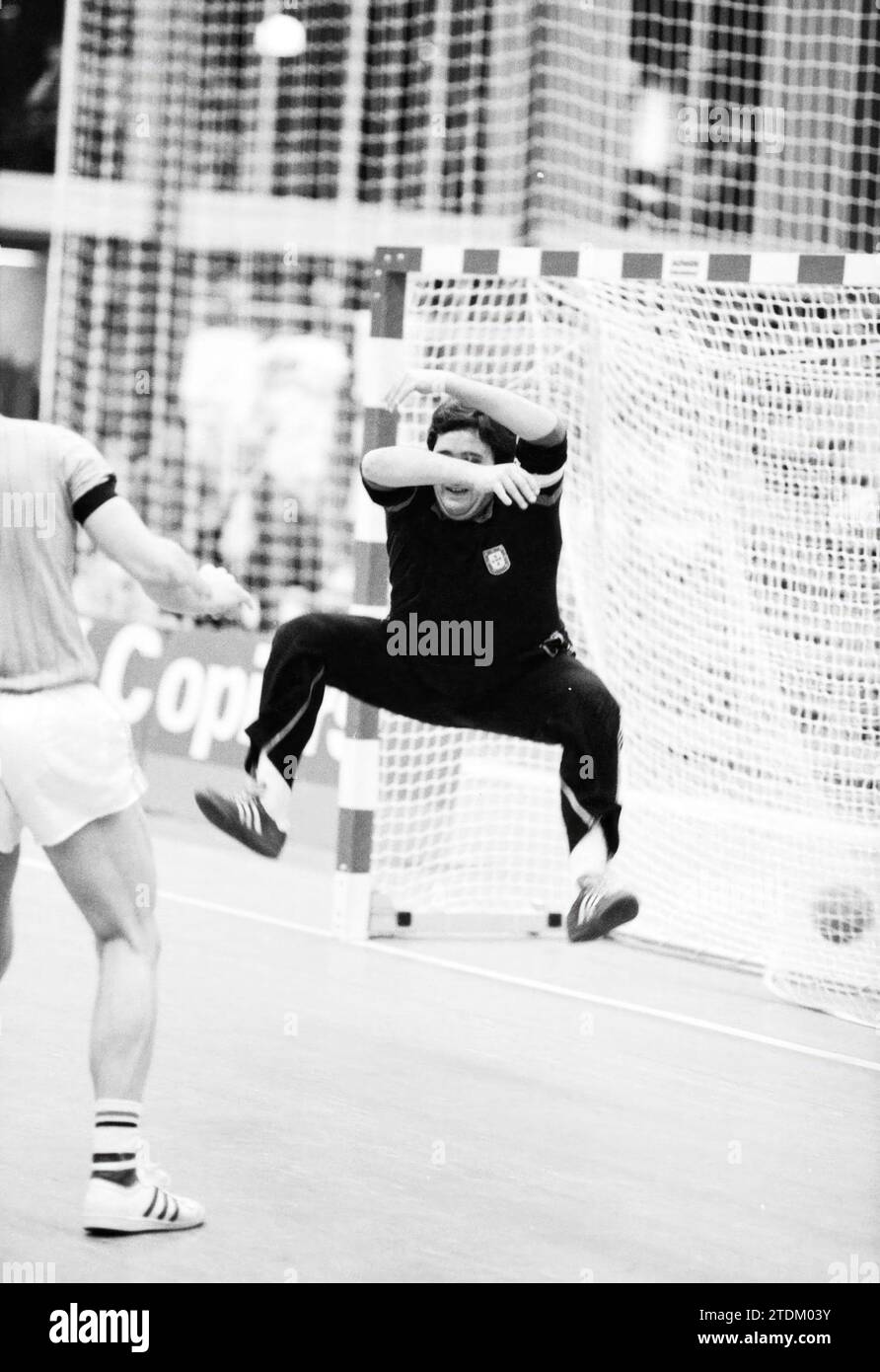 Netherlands - PortugalPortuguese goalkeeper, Handball, 14-11-1985 ...
