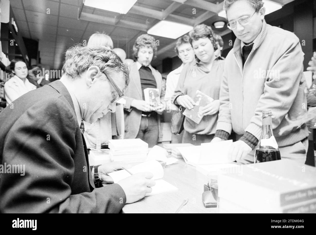 Gerard reve sings books hi-res stock photography and images - Alamy