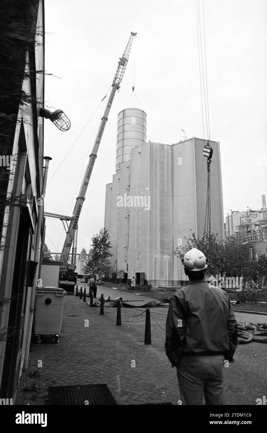 Installing silos, GE Plastics, Amsterdam, Amsterdam, The Netherlands ...